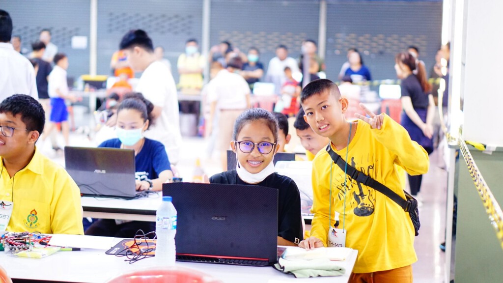 สุดยอด! ทีมหุ่นยนต์เมืองระยอง คว้ารางวัลชนะเลิศ แชมป์หุ่นยนต์ไมโครโคด ...