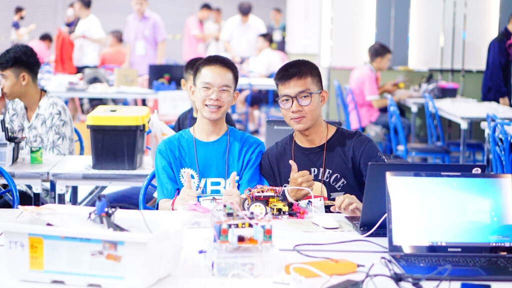 สุดยอด! ทีมหุ่นยนต์เมืองระยอง คว้ารางวัลชนะเลิศ แชมป์หุ่นยนต์ไมโครโคด ...