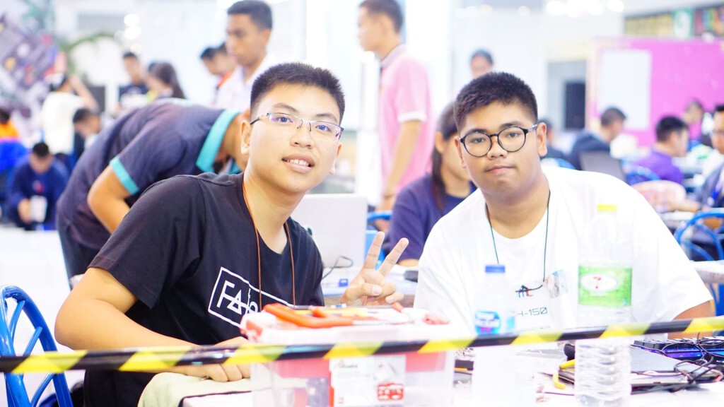 สุดยอด! ทีมหุ่นยนต์เมืองระยอง คว้ารางวัลชนะเลิศ แชมป์หุ่นยนต์ไมโครโคด ...